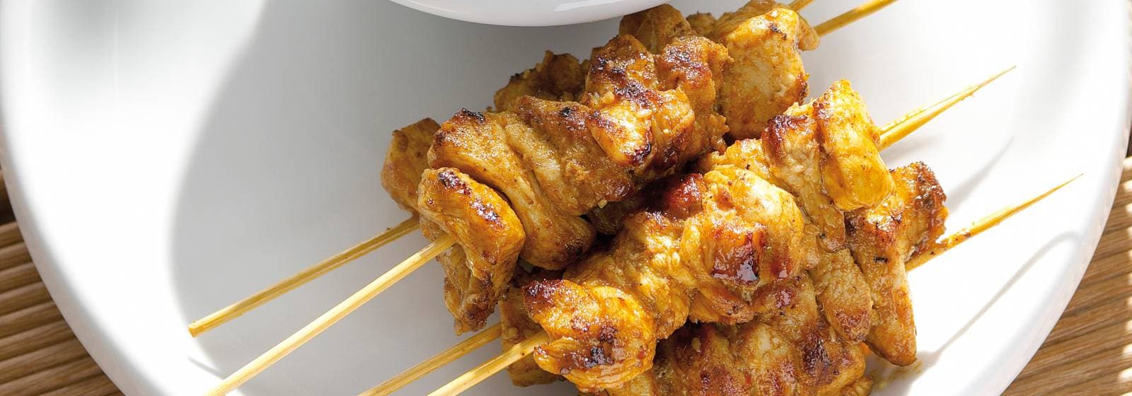 Kipsaté met komkommer-wortelsalade recept - Allerhande | Albert Heijn ...