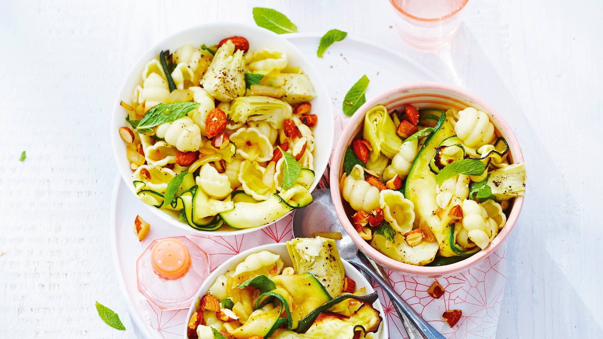 Schelpjes met courgette, munt en amandelen recept - Allerhande | Albert ...