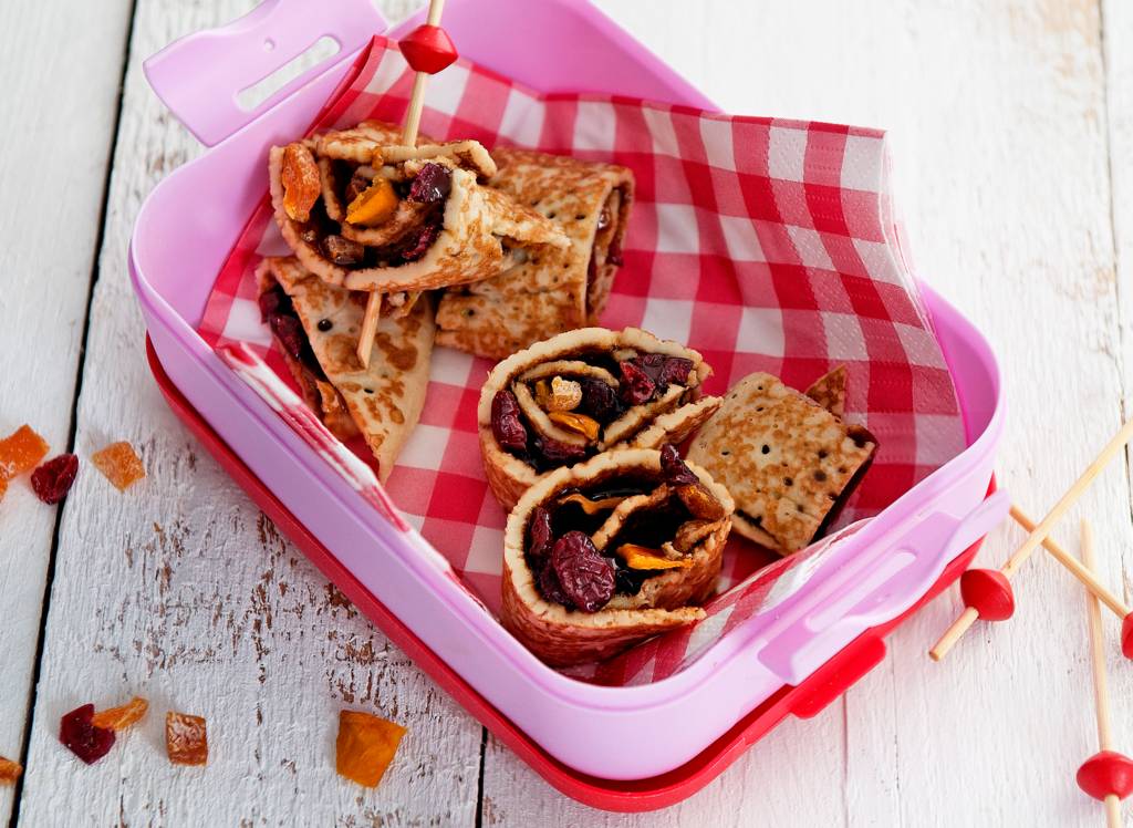 Pannenkoekrolletjes met appelstroop en gedroogd fruit recept ...