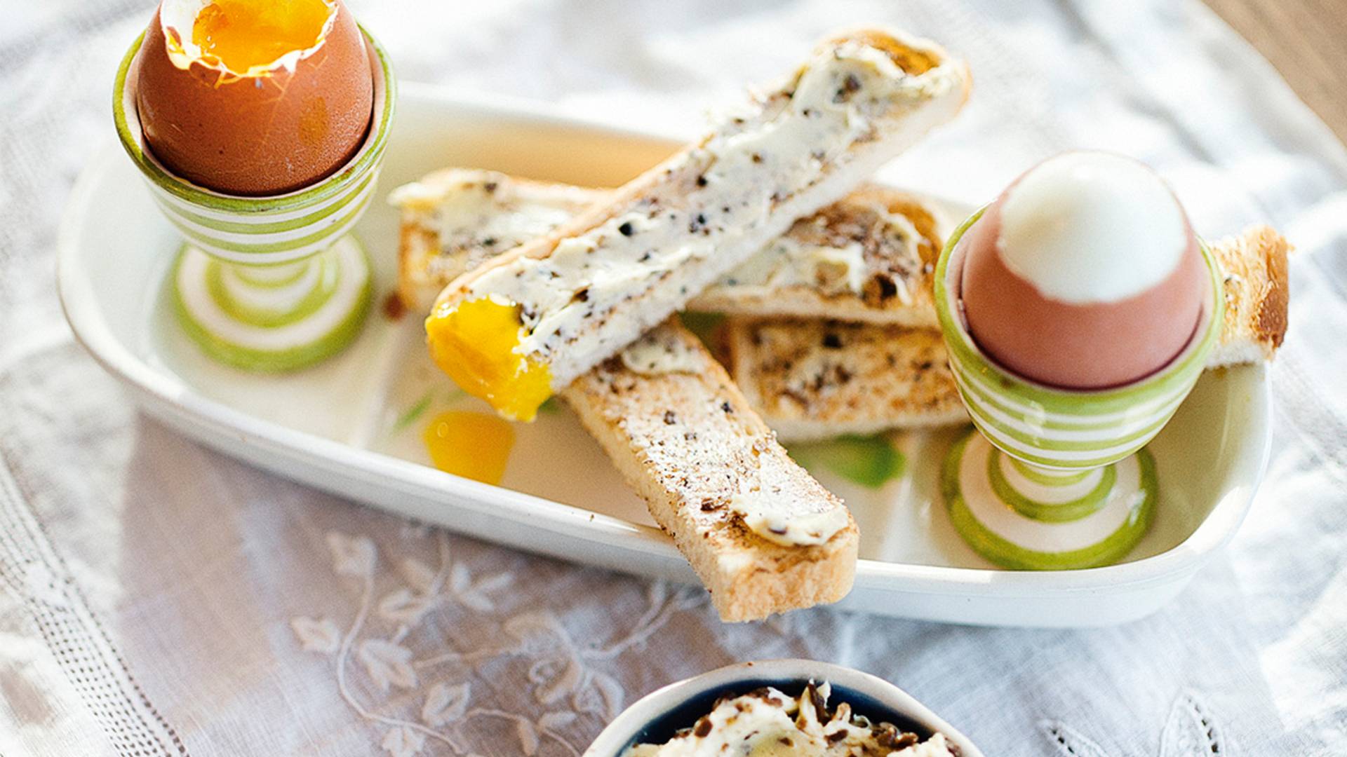 Gekookt eitje met broodsoldaatjes en truffelboter recept - Allerhande ...