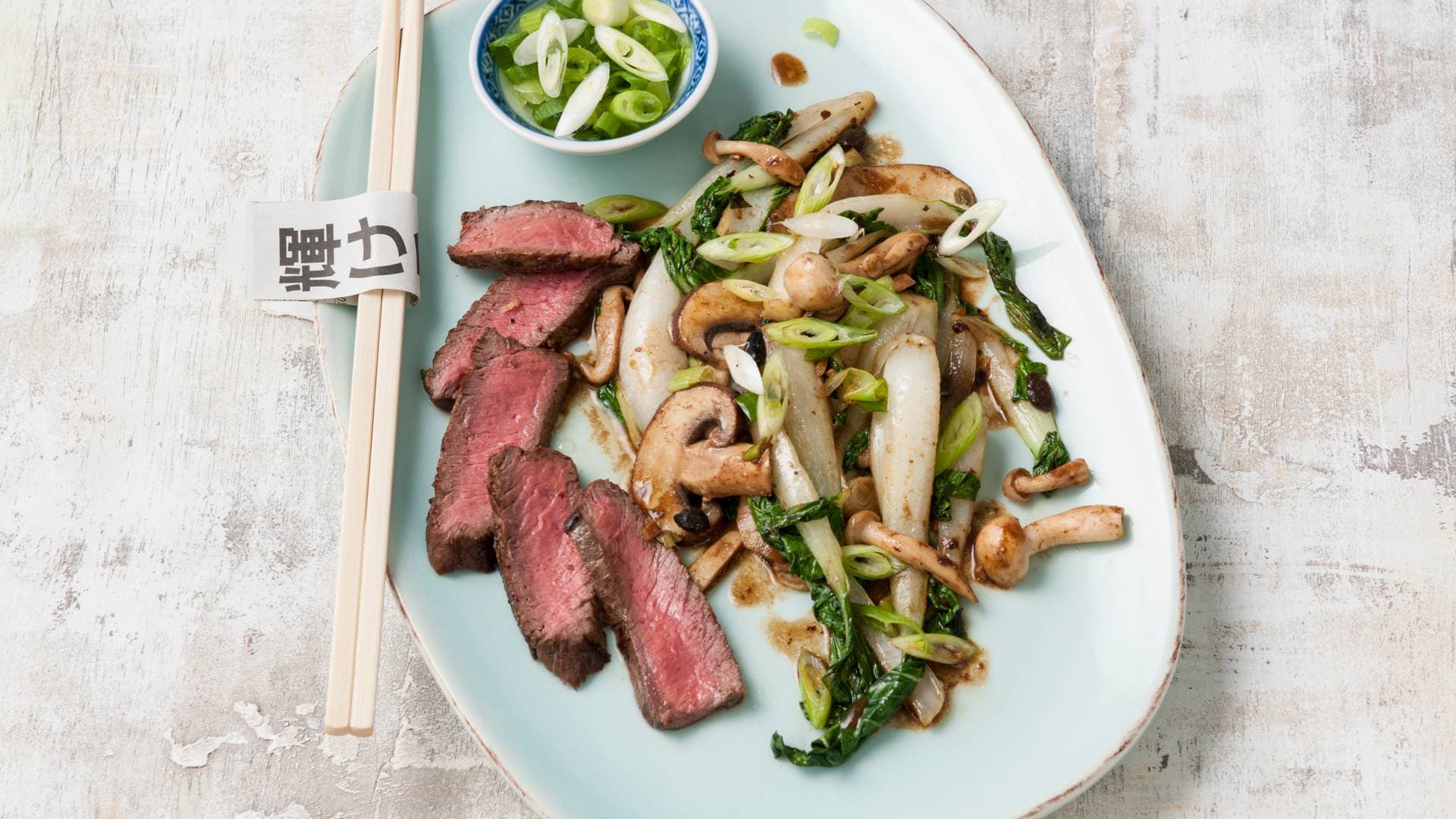 Baby-paksoi met wokpaddenstoelen & biefstuk in zwartebonensaus. recept ...