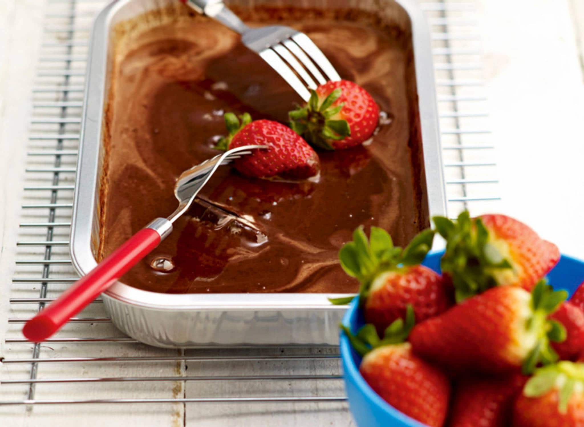 Aardbeien met chocoladesaus recept - Allerhande | Albert Heijn België Aardbeien met chocoladesaus recept - Allerhande | Albert Heijn België
