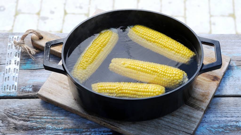 Maiskolf met zelfgemaakte kruidenboter en kaas - Recept - Allerhande ...