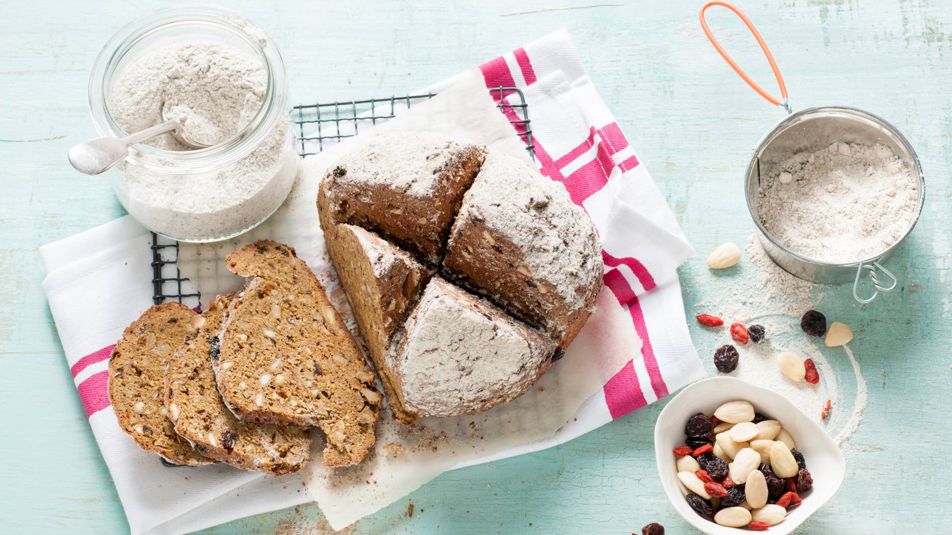 Roggebrood met noten en bessen recept - Allerhande | Albert Heijn