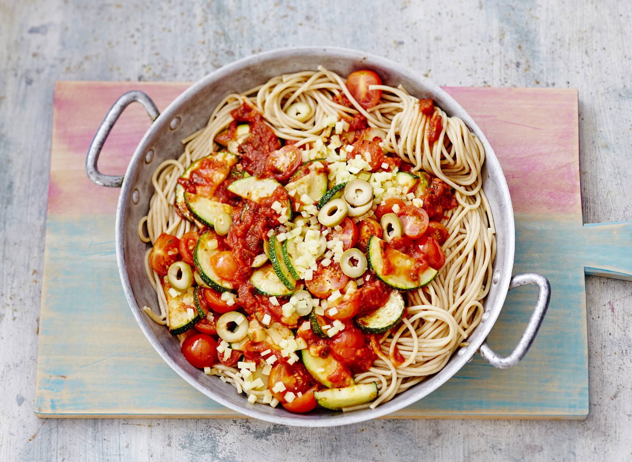 Spaghetti met tomatensaus en courgette recept - Allerhande | Albert ...