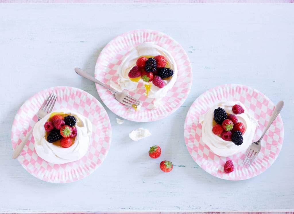 Schuimtaartjes met rood fruit recept - Allerhande | Albert Heijn