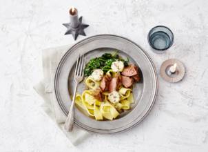 Gegrilde lamshaas met ansjovis-tijmboter recept - Allerhande | Albert Heijn