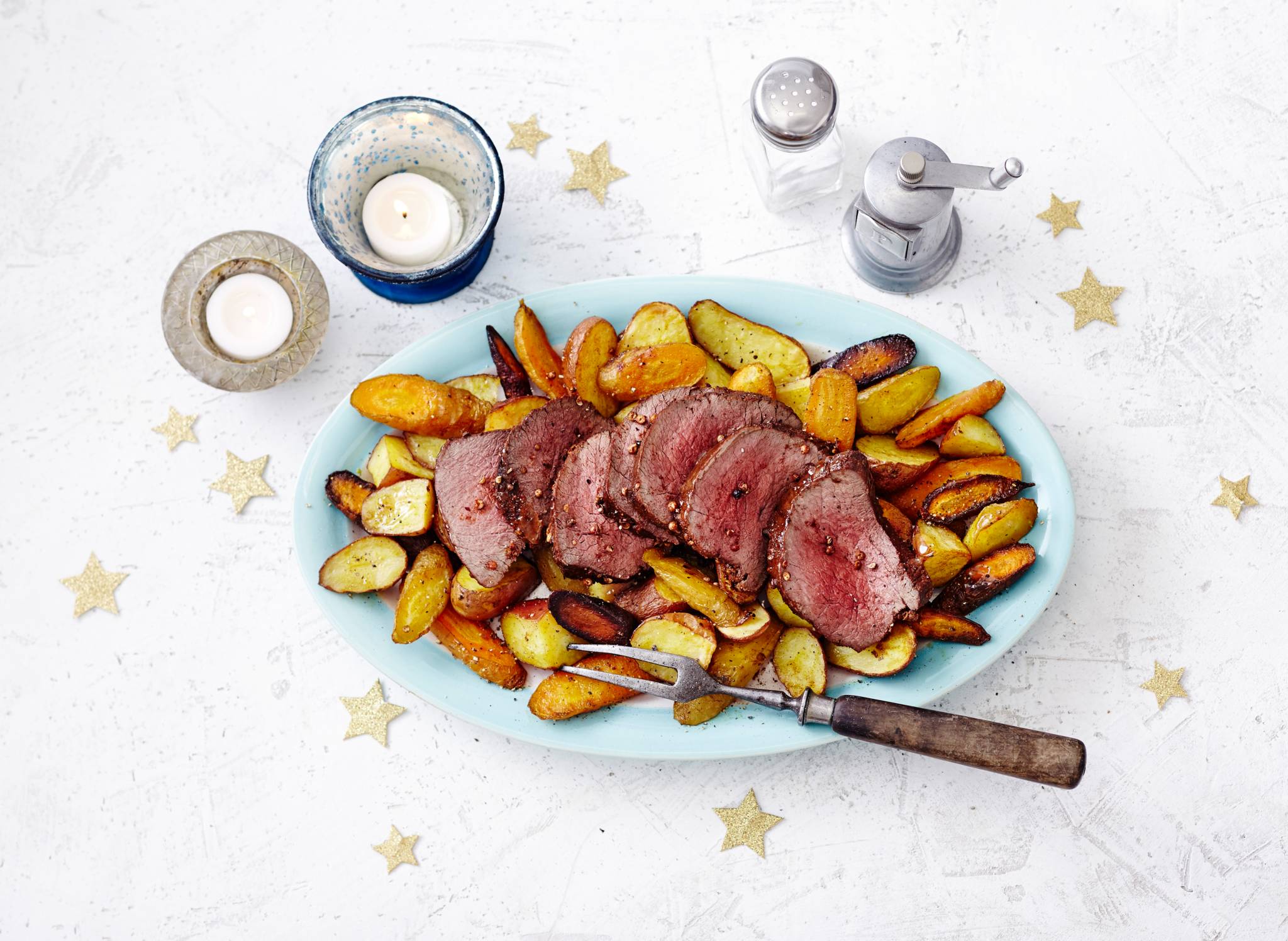 Hertenfilet met kruidenrub en geroosterde aardappel en wortel recept ...