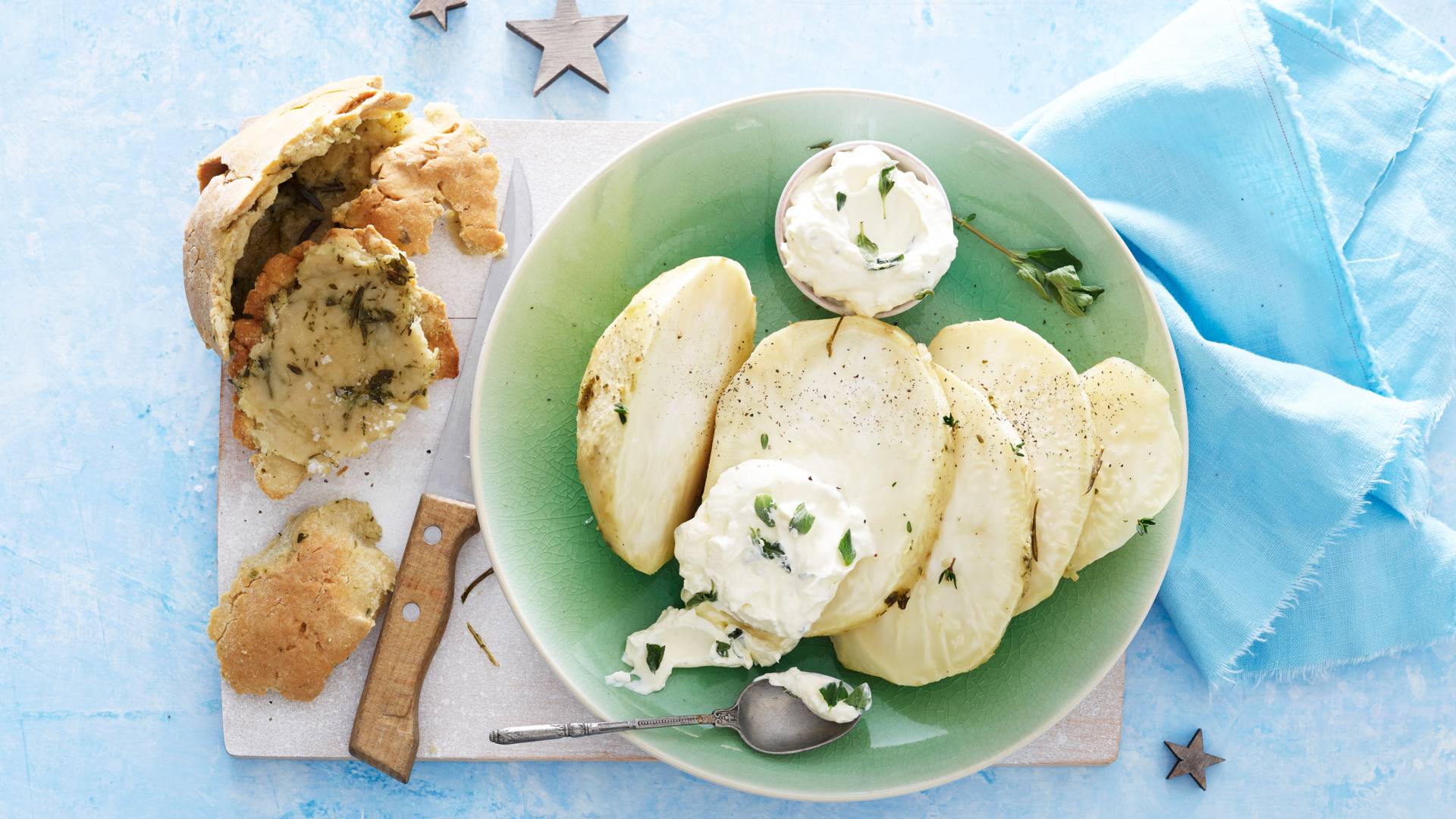 Knolselderij in zoutkorst met crème fraîche recept - Allerhande ...