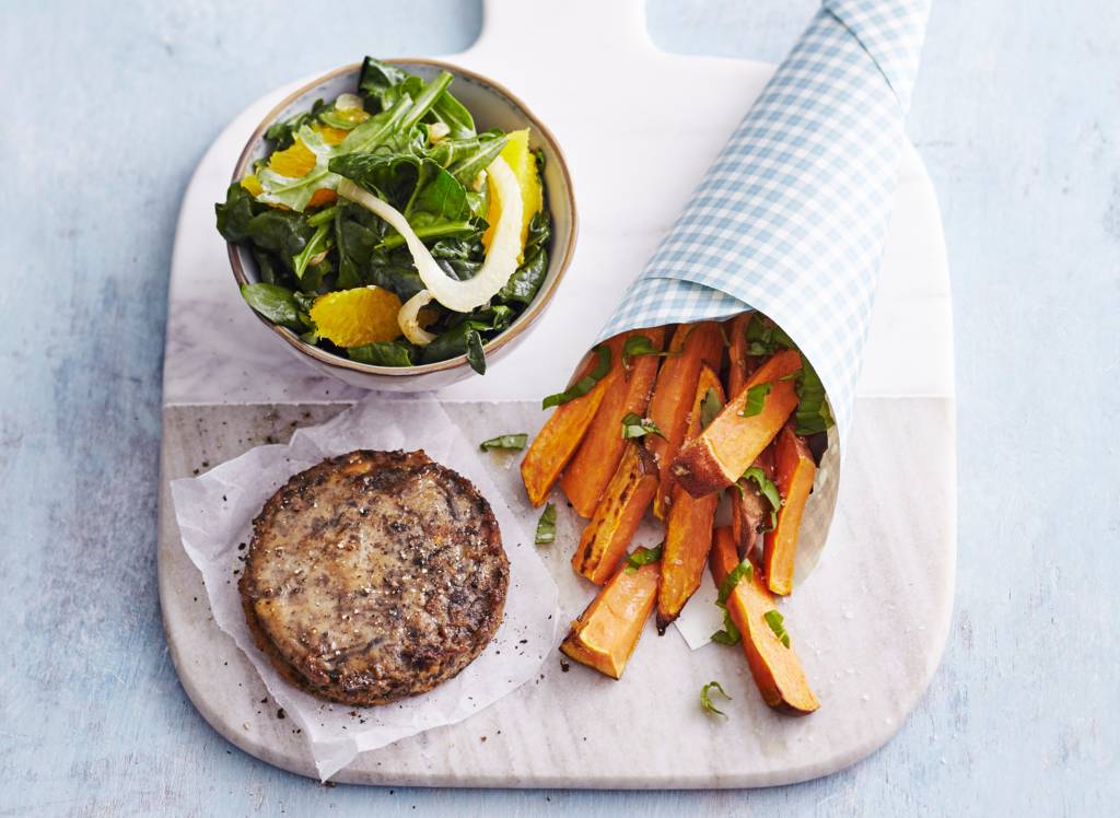 Groenteburger met spinazie en zoete-aardappelfrites recept - Allerhande ...