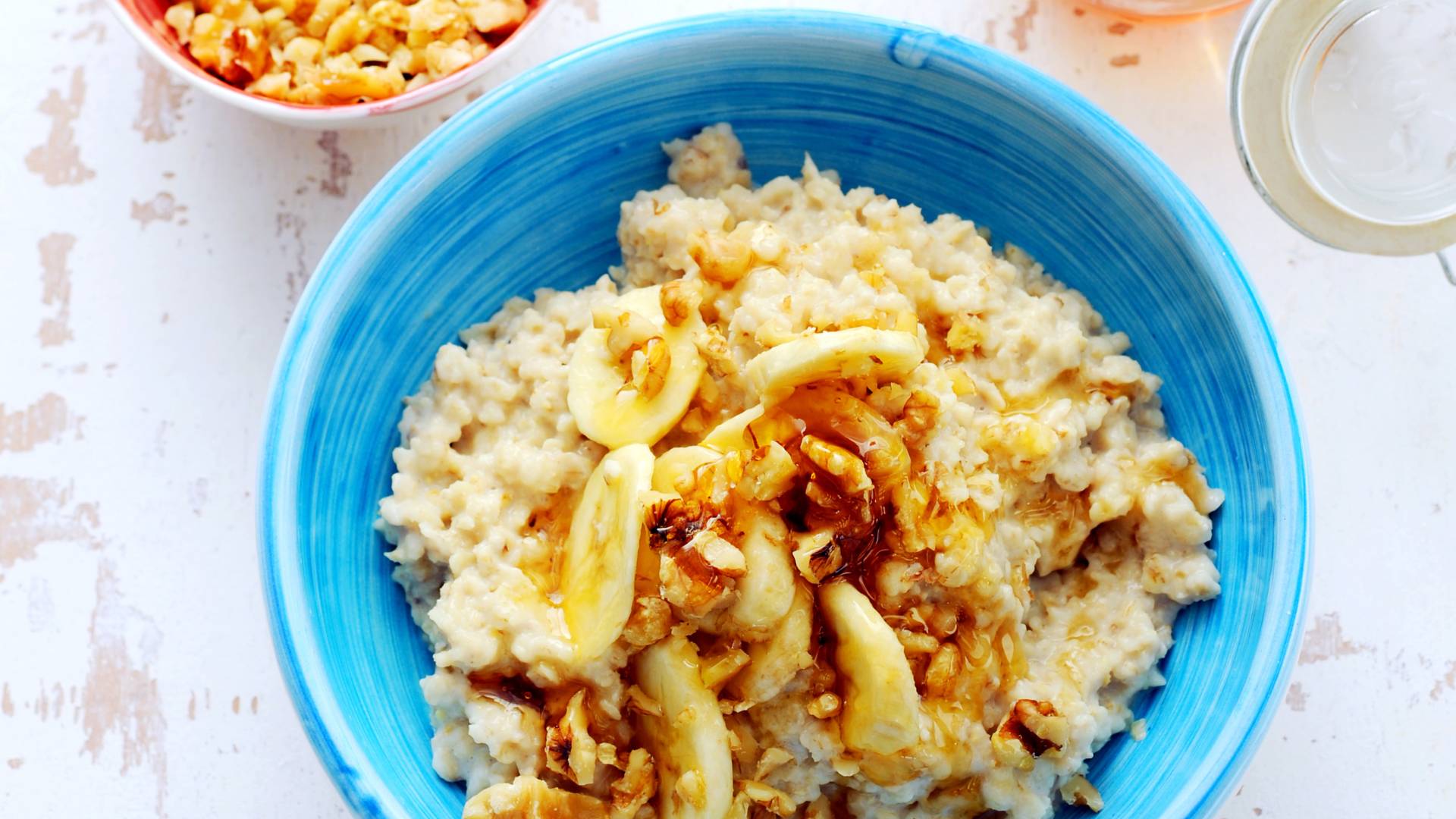 Havermoutpap met banaan en walnoot recept - Allerhande | Albert Heijn ...