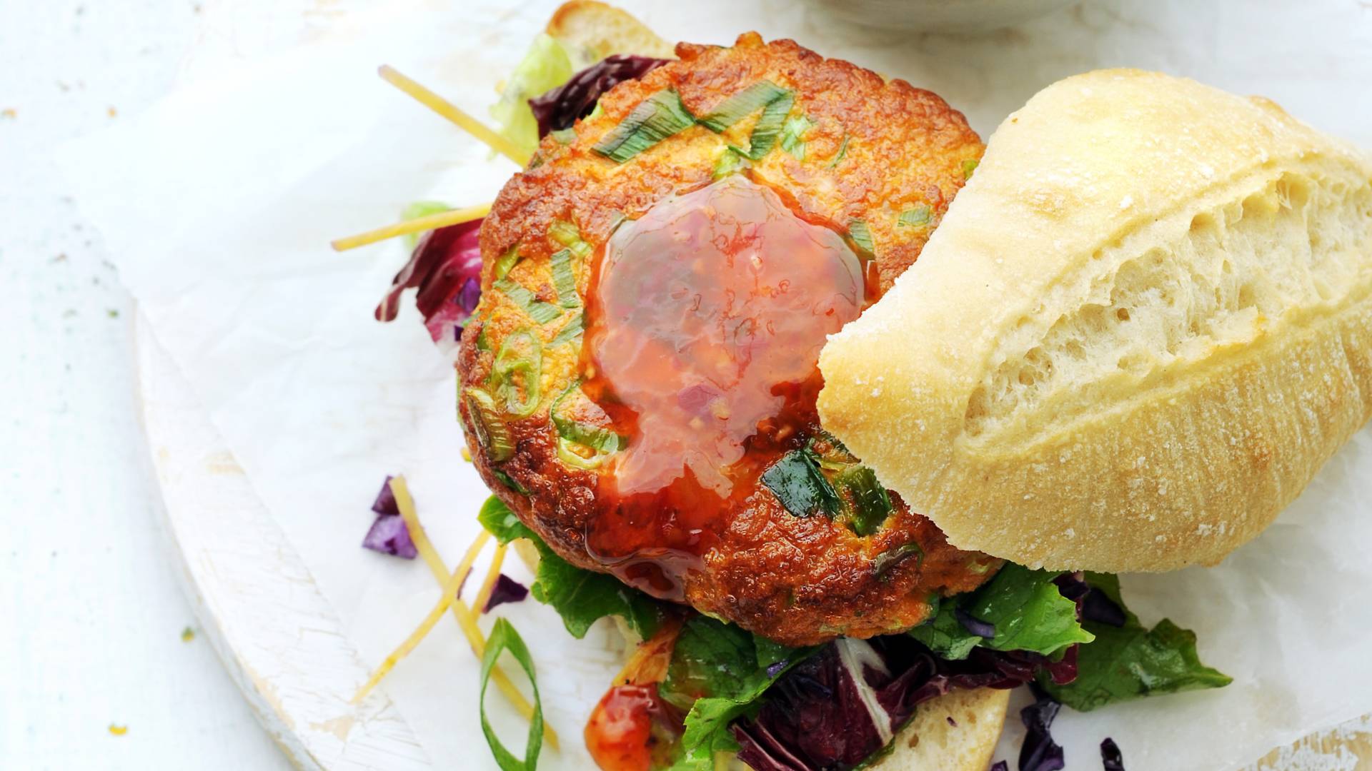 Broodje Aziatische visburger met sla recept - Allerhande | Albert Heijn ...