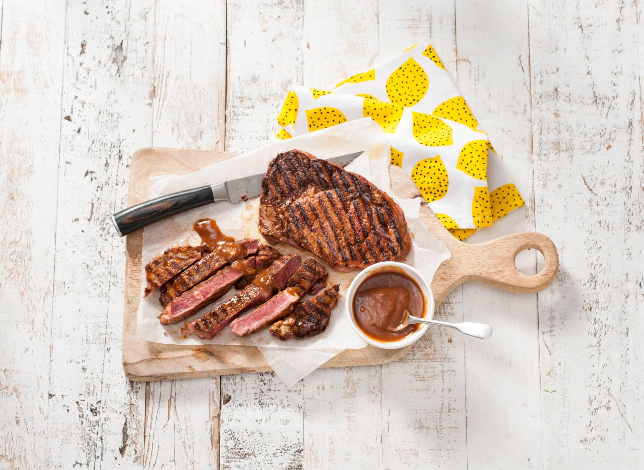 Julius Jaspers' ribeye van de barbecue met steaksaus recept ...