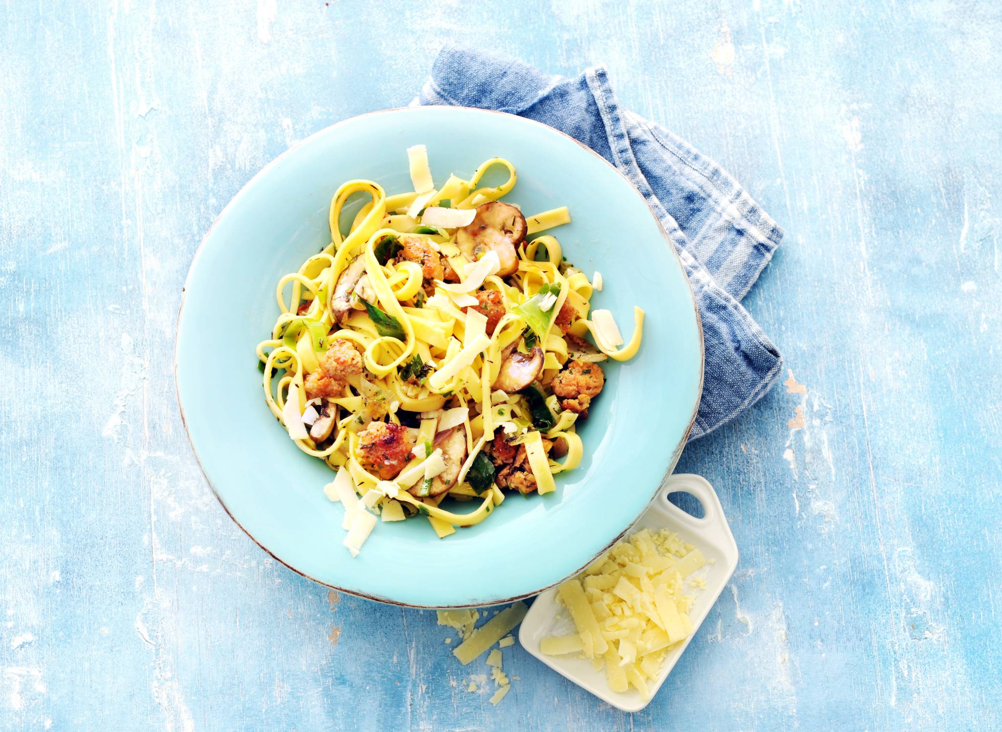 Tagliatelle met roerbakmix en Parrano kaassnippers recept - Allerhande ...