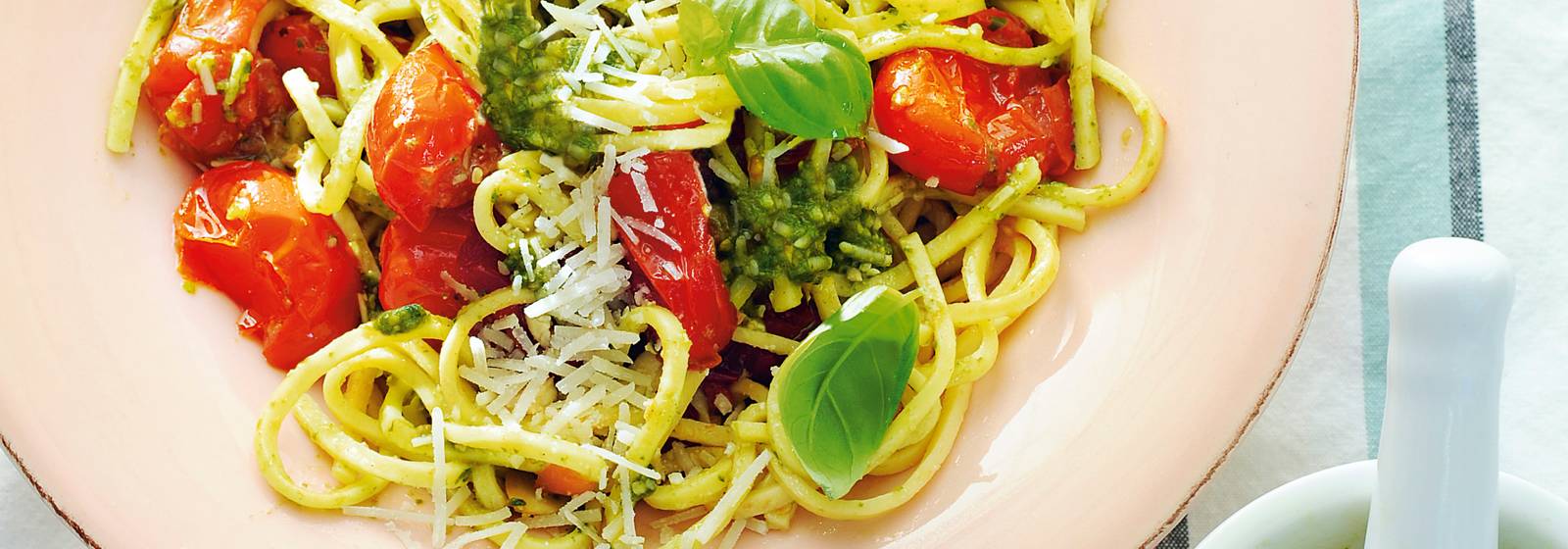 Spaghetti Alla Trapanese met amandelpesto en romaatjes recept ...