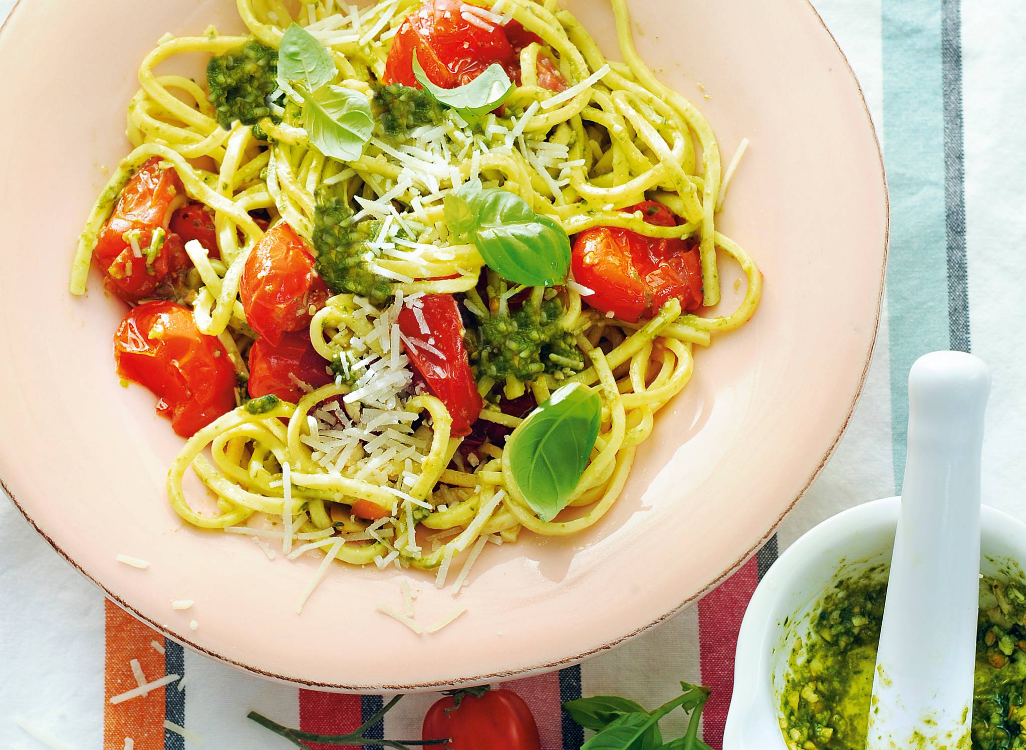 Spaghetti Alla Trapanese met amandelpesto en romaatjes recept ...