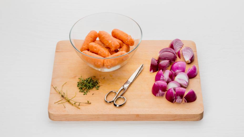Pompoen, aardappel, rode ui en worst uit de oven - Recept - Allerhande ...
