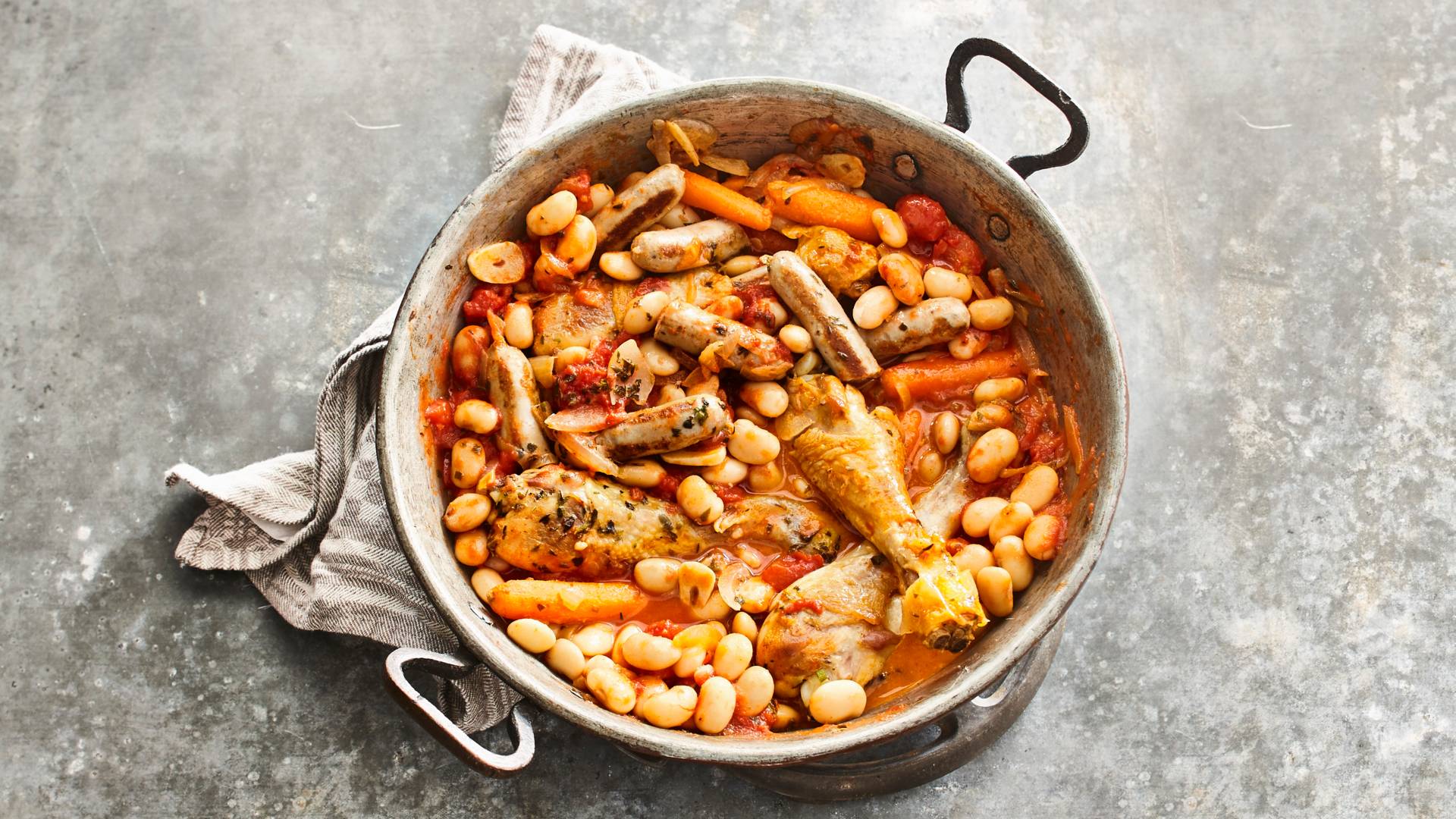 Cassoulet (Franse stoofschotel) met kip, worst en limabonen recept ...