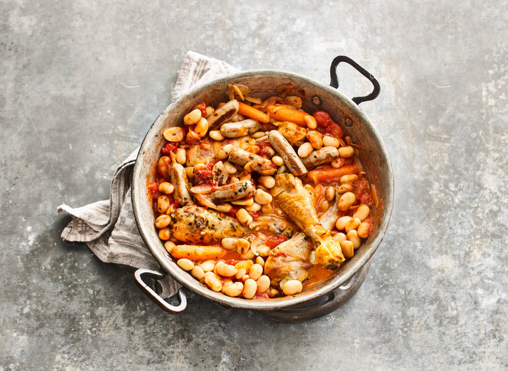 Cassoulet (Franse stoofschotel) met kip, worst en limabonen recept ...