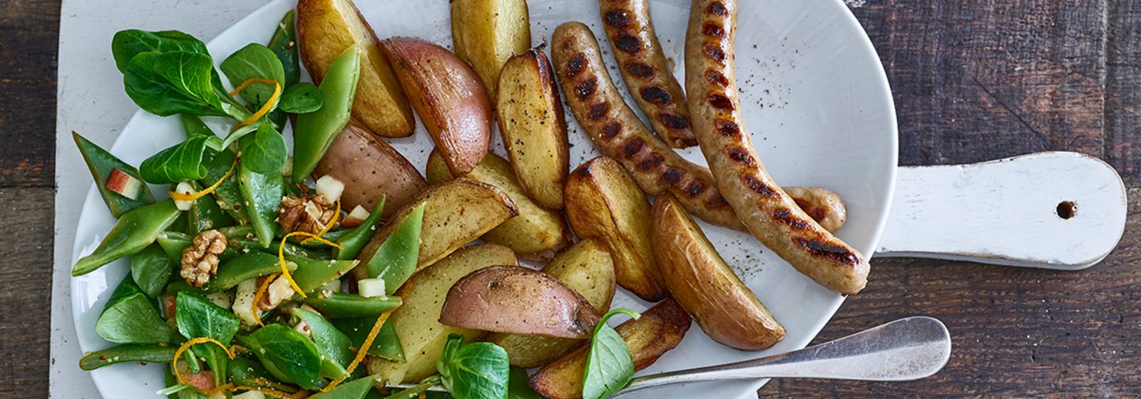 Gegrilde biologische chipolata met frisse appel-snijbonensalade recept ...