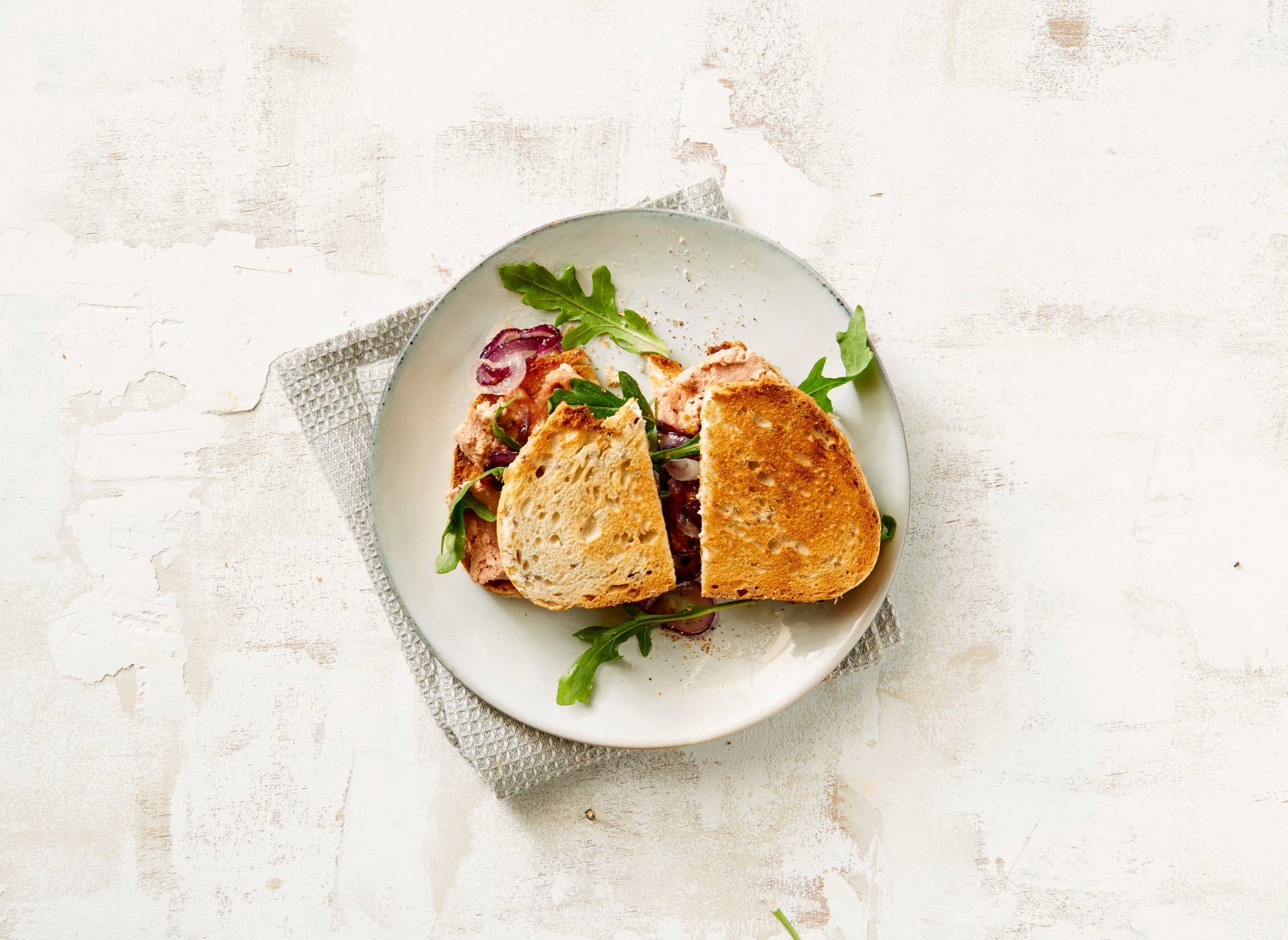 Sandwich met vega smeerworst en gekarameliseerde uien recept ...