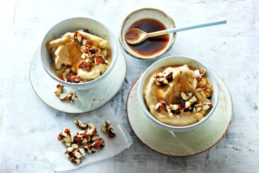 Softijs met banaan met espressoamandelen recept - Allerhande | Albert Heijn
