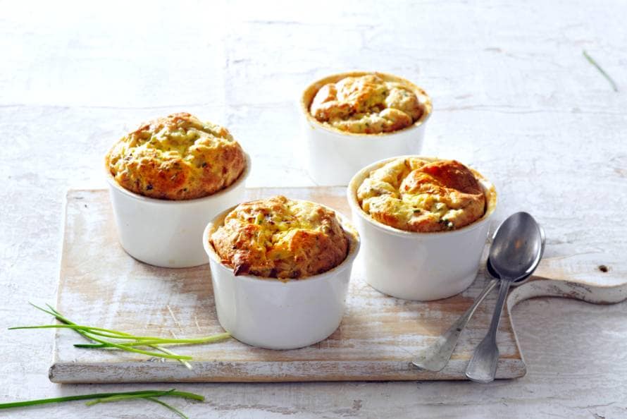 Mini ham-kaassoufles recept - Allerhande | Albert Heijn