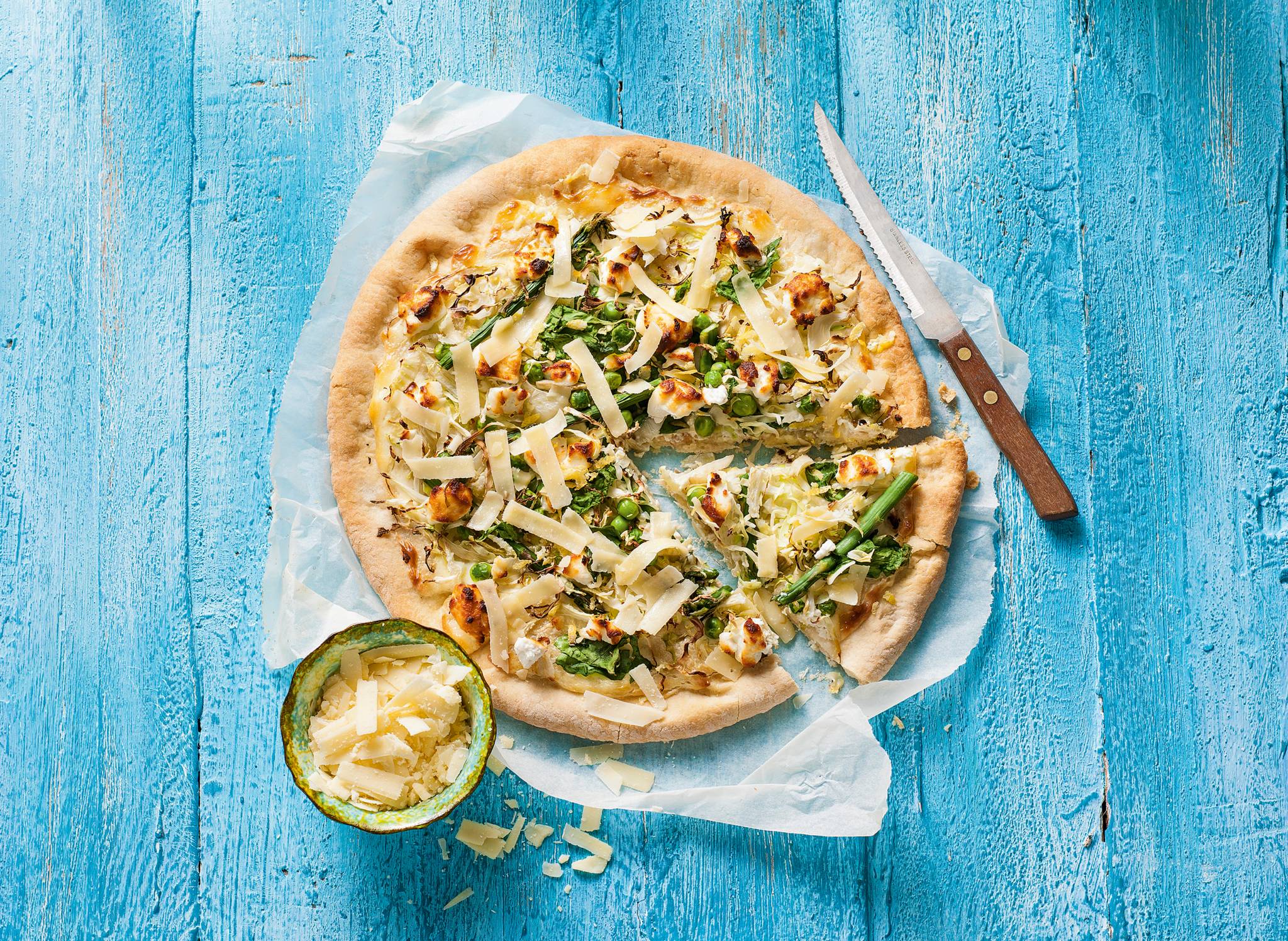 Groentepizza met parrano snippers recept - Allerhande | Albert Heijn België