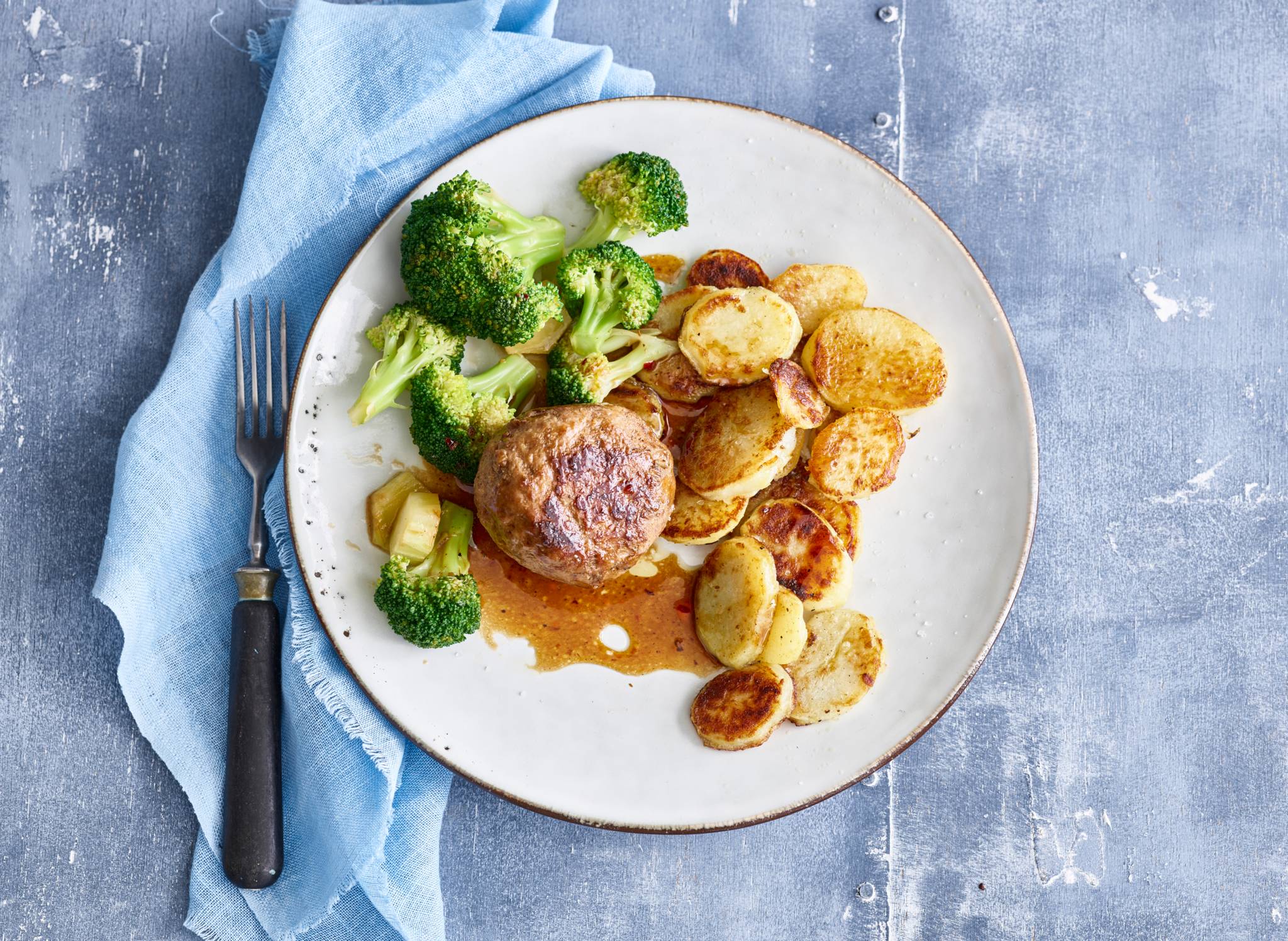 Gehaktballen, broccoli & gebakken aardappelen recept - Allerhande ...
