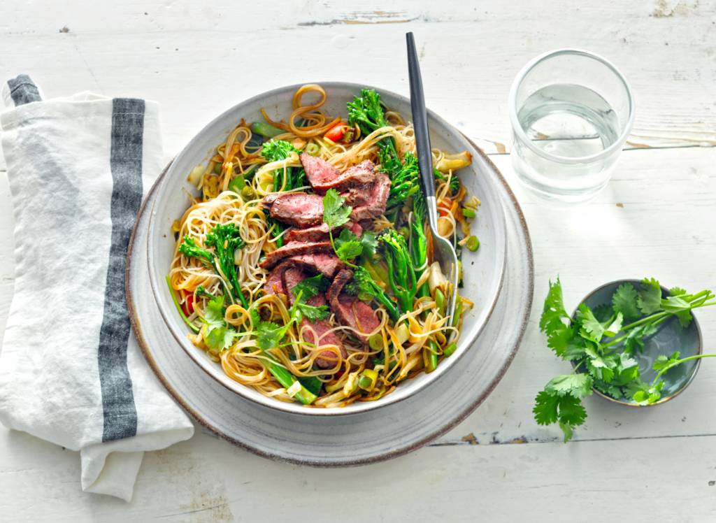 Mihoen met biefstuk en bimi recept - Allerhande | Albert Heijn
