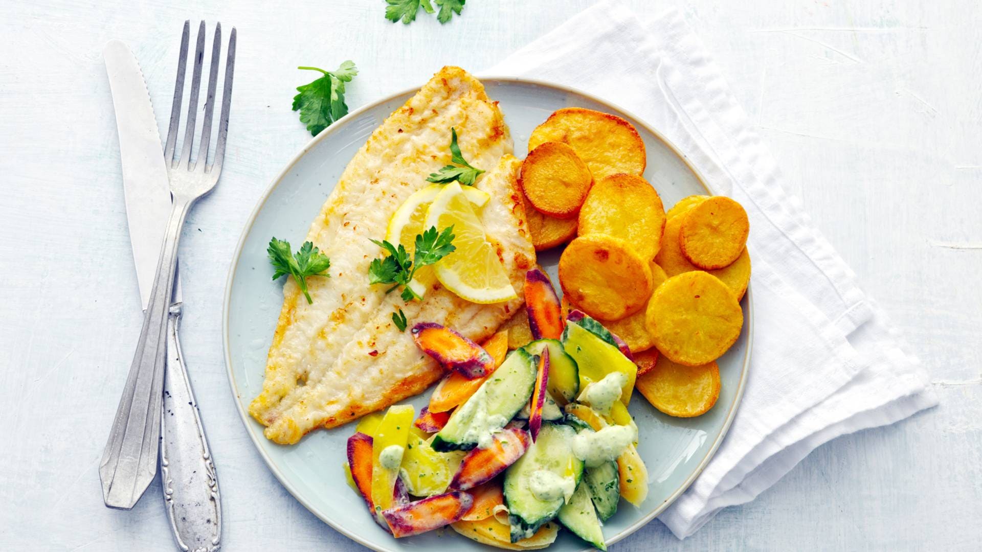 Scholfilet met gebakken aardappelen en wortelsalade. recept ...