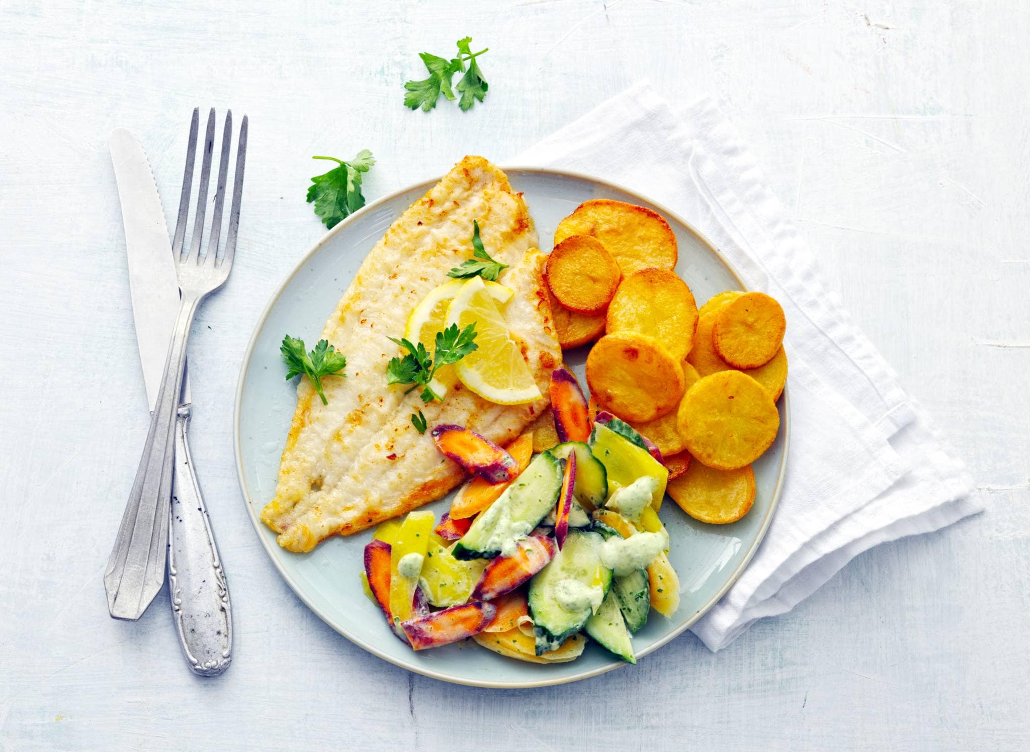 Scholfilet met gebakken aardappelen en wortelsalade. recept ...