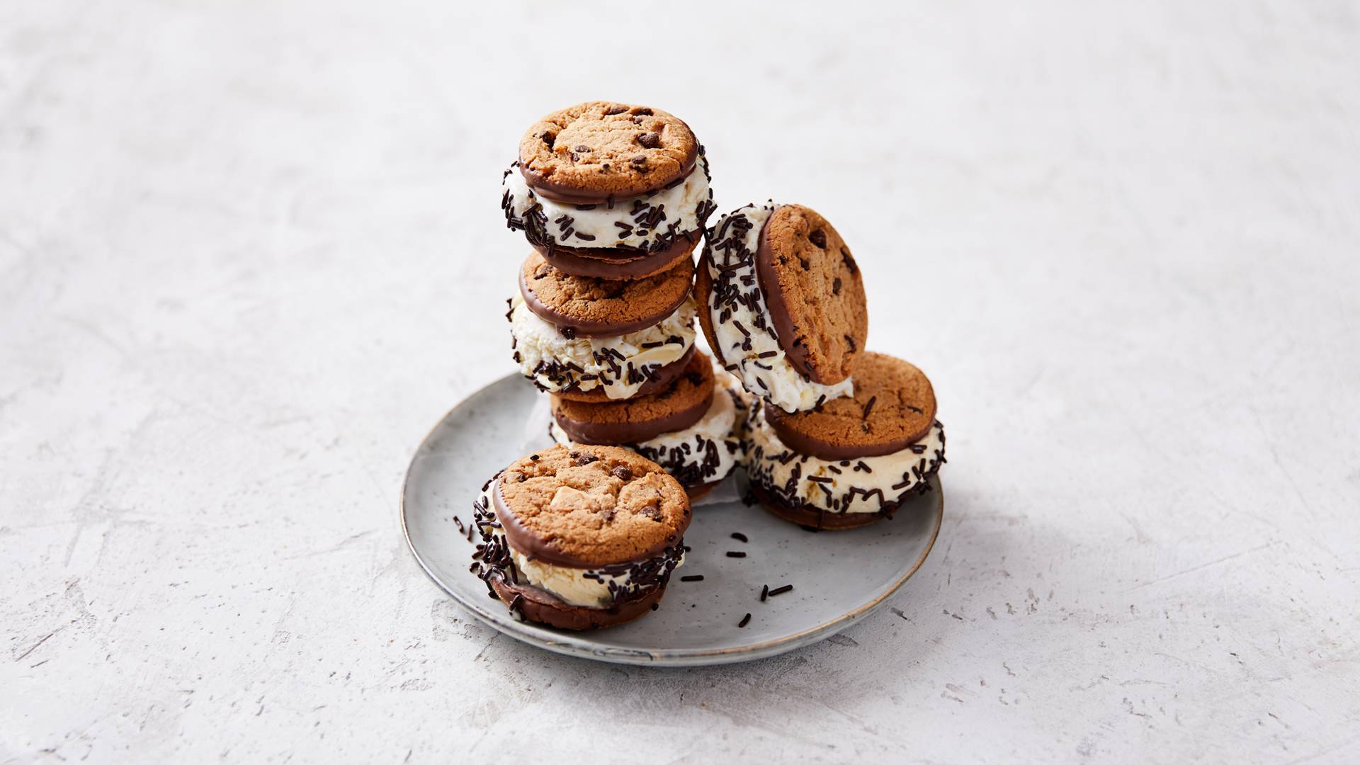 IJssandwich met choc chip cookies recept - Allerhande | Albert Heijn