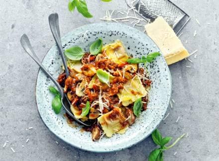 Verse ravioli bolognese met tomatensaus recept - Allerhande | Albert Heijn