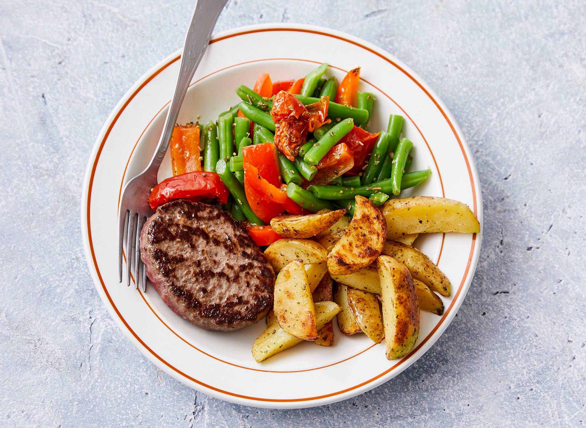 Steak de boeuf met gebakken aardappel en sperziebonen recept ...
