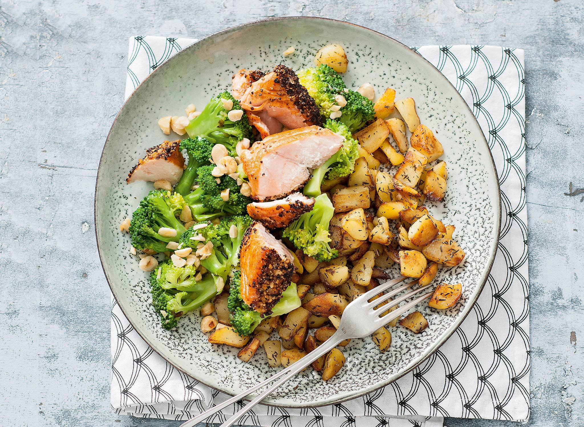 Peperige zalmfilet en broccoli met hazelnoten recept - Allerhande ...