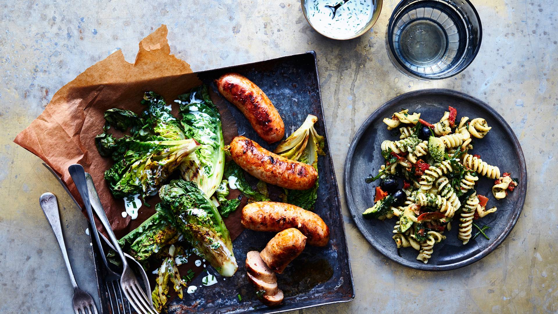 BBQ-worst met gegrilde romainesla en ranch-dressing recept - Allerhande ...