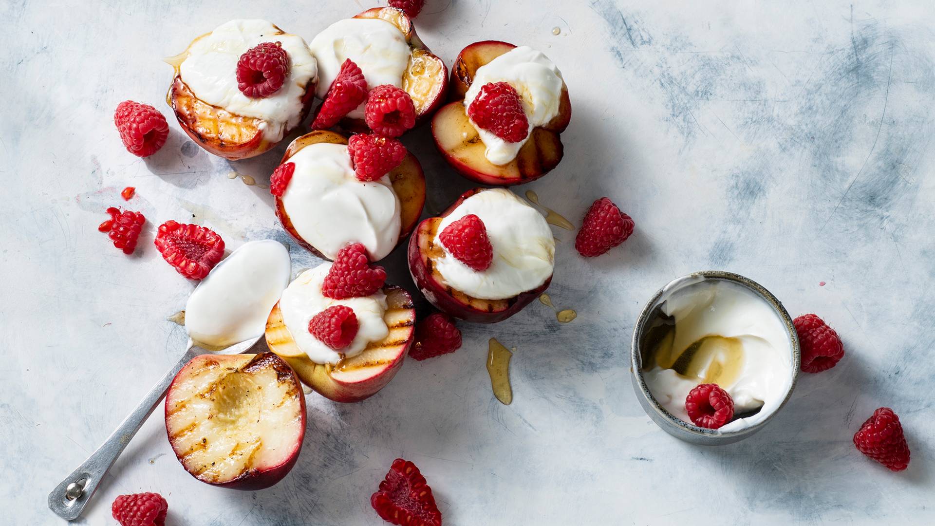 Gegrilde perziken met yoghurt en frambozen recept - Allerhande | Albert ...