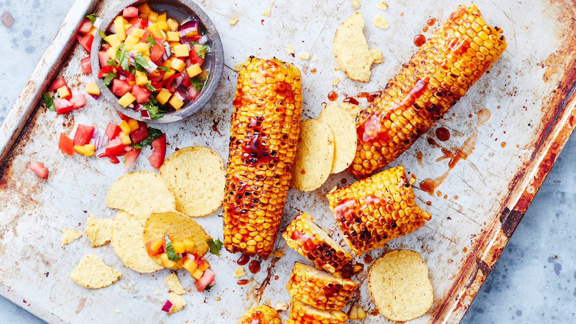 Maiskolven van de BBQ met mangosalsa recept - Allerhande | Albert Heijn