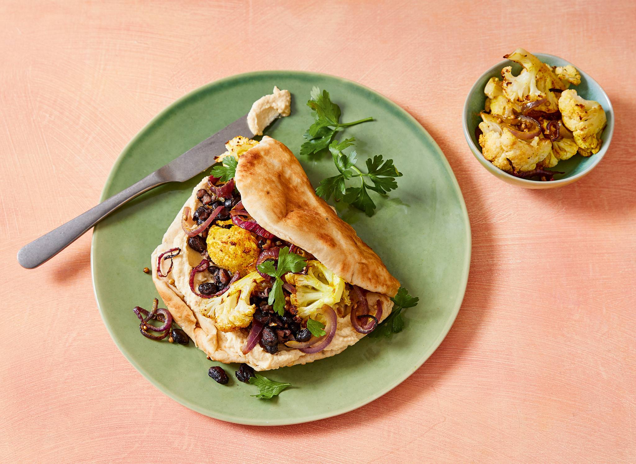 Flatbreads met gebakken zwarte bonen, gekruide bloemkool en hummus ...