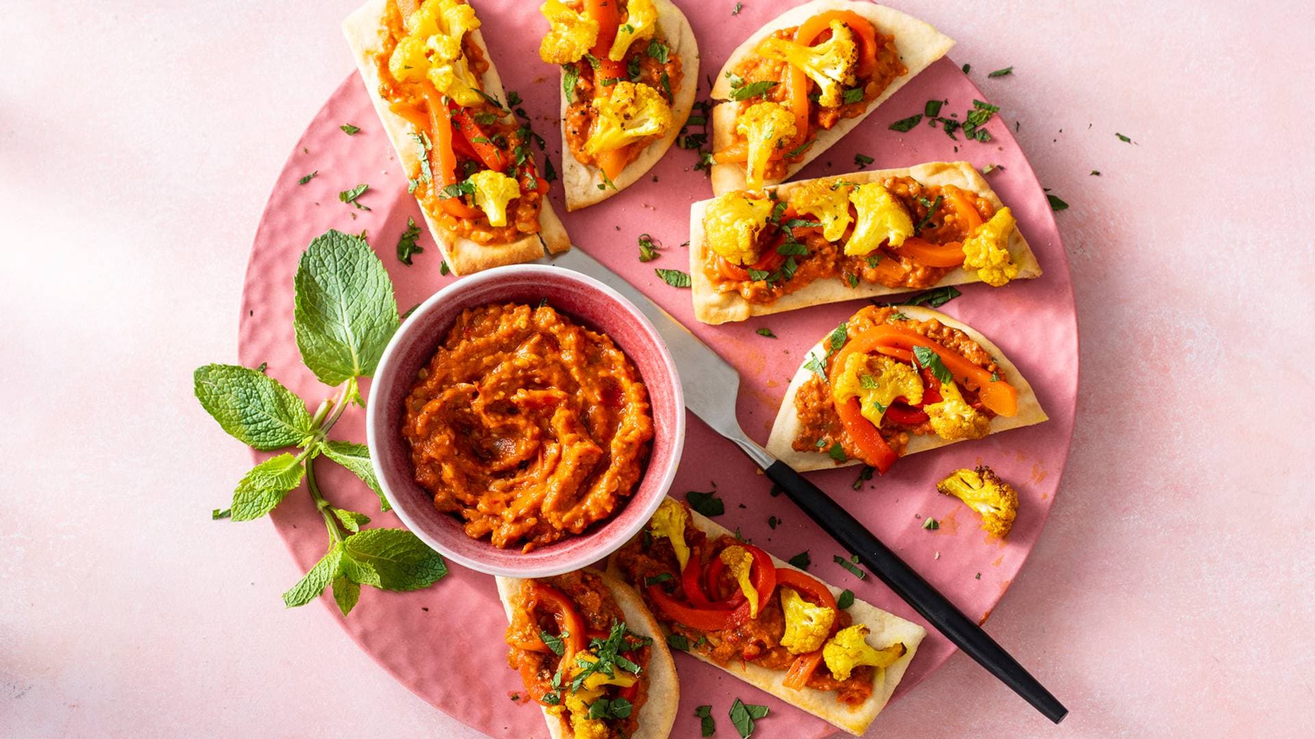 Krokante flatbread met groentespread recept - Allerhande | Albert Heijn ...