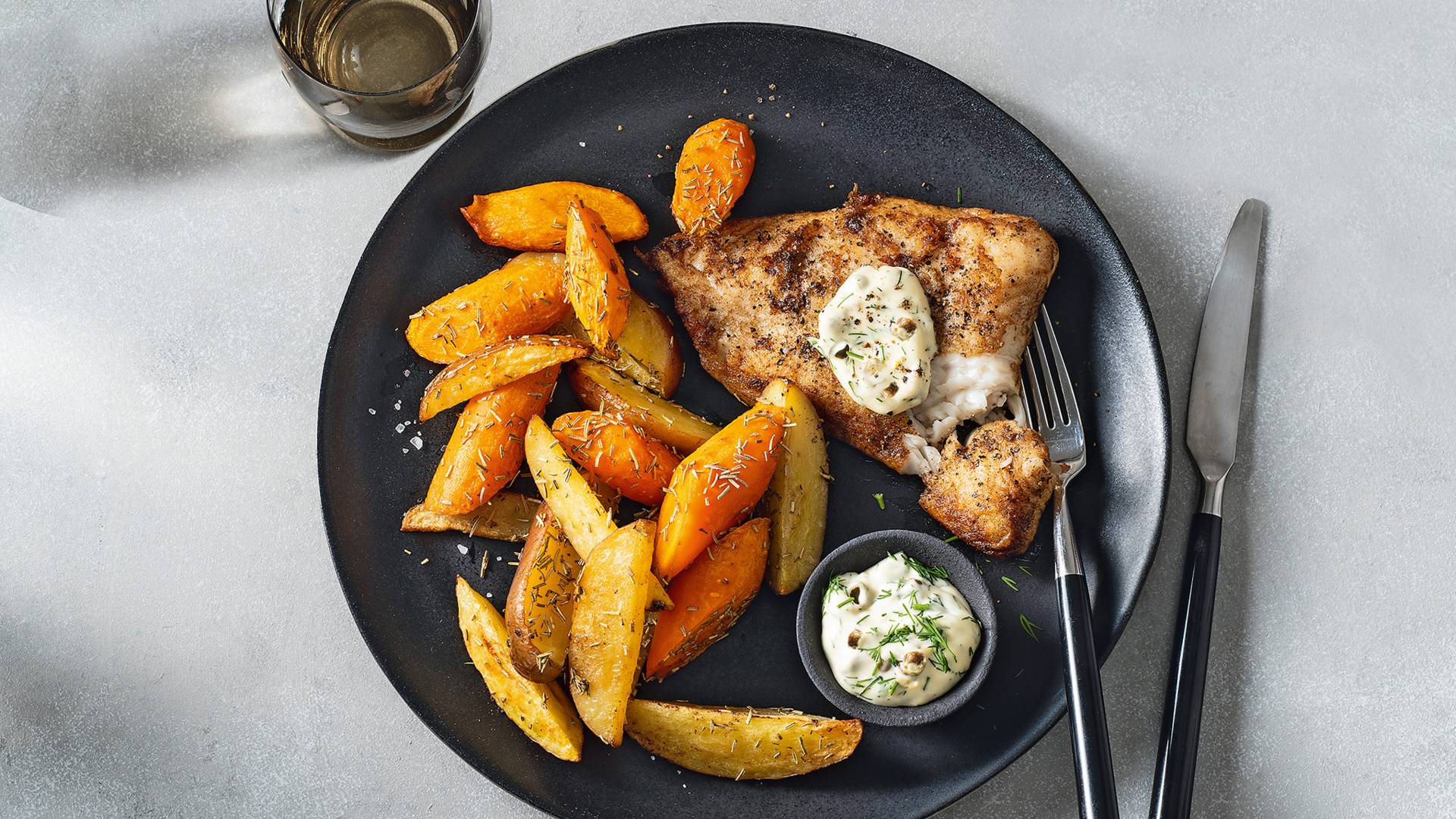 Witvis met kappertjesmayonaise, rozemarijnaardappelen & winterpeen ...