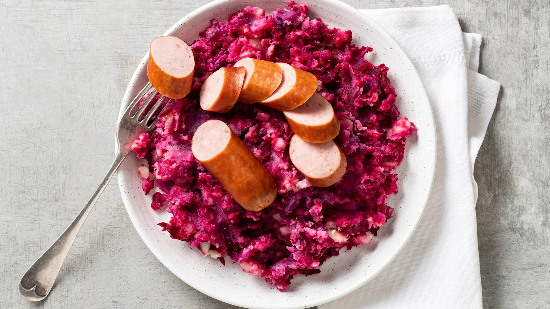 Rodekool- en bietenstamppot met rookworst recept - Allerhande | Albert ...