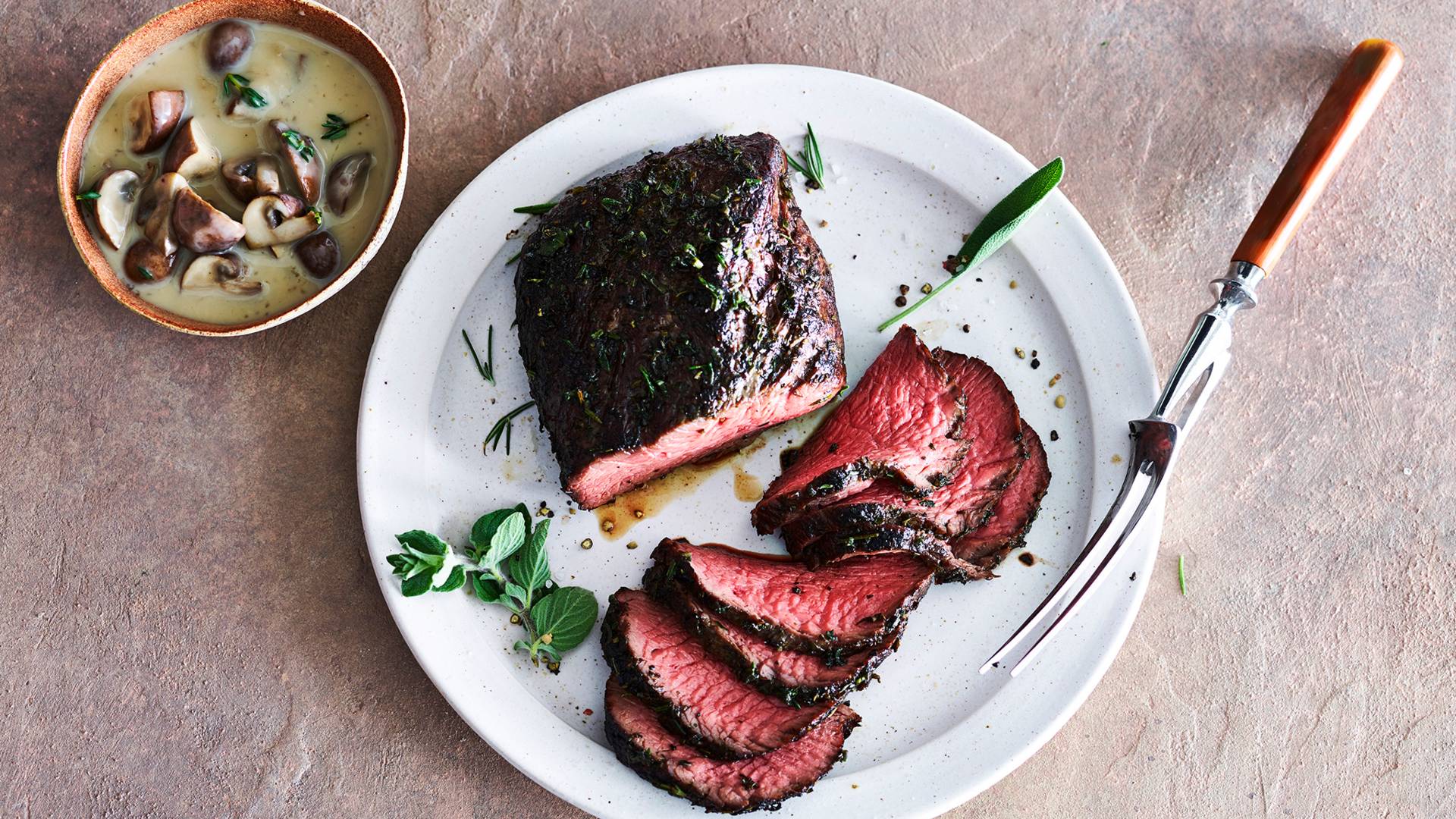 Gebraden runderlende met paddenstoelenroomsaus recept - Allerhande ...