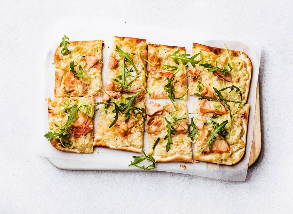 Flammkuchen met spek en ui recept - Allerhande | Albert Heijn
