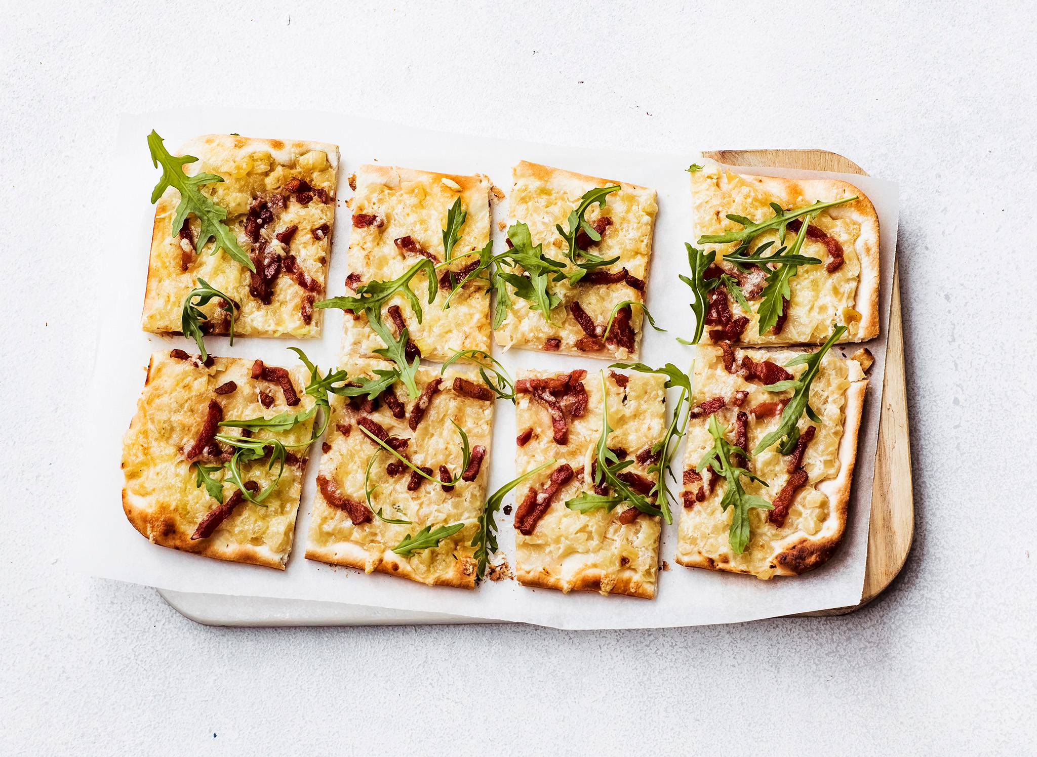 Flammkuchen met spek en ui recept - Allerhande | Albert Heijn