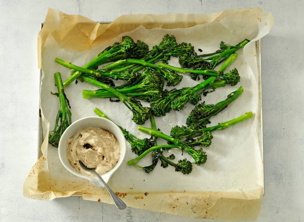 Geroosterde bimi met zwarte-knoflookdip recept - Allerhande | Albert Heijn