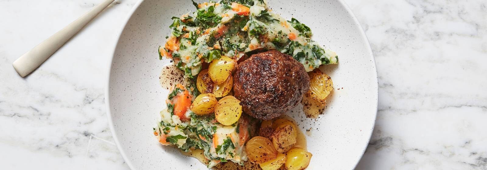 Boerenkoolstamppot met pastinaak en een gehaktbal recept - Allerhande | Albert Heijn België