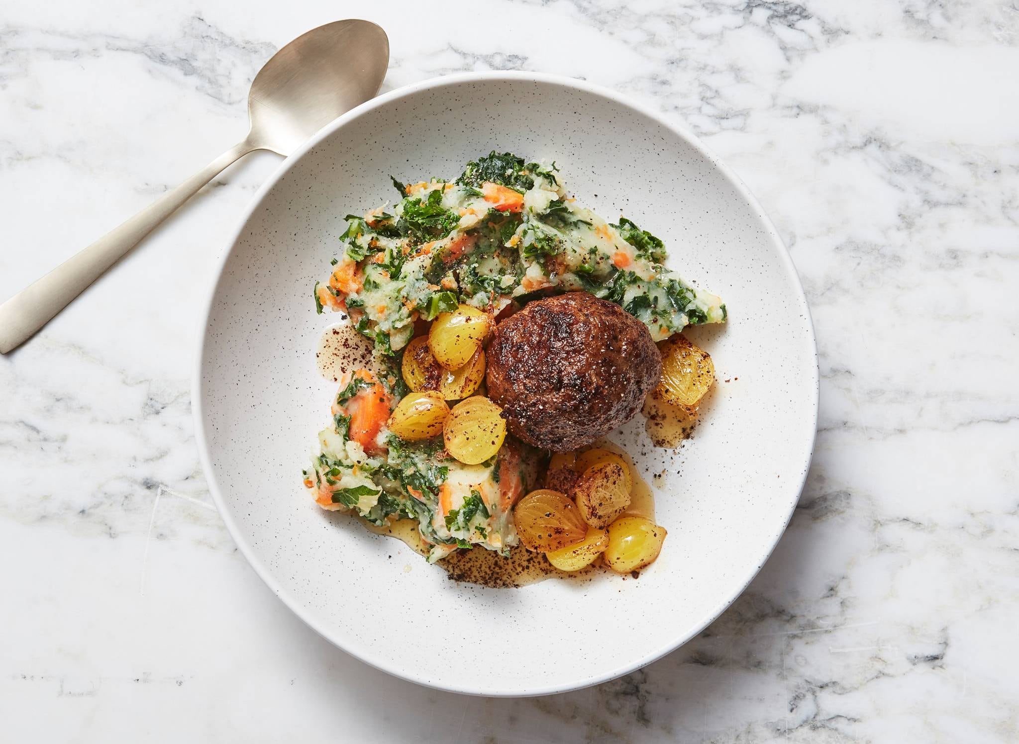 Boerenkoolstamppot met pastinaak en een gehaktbal recept - Allerhande | Albert Heijn