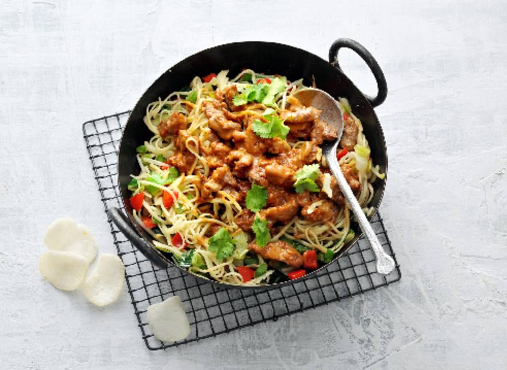 Aziatische roerbak met varkenssaté recept - Allerhande | Albert Heijn